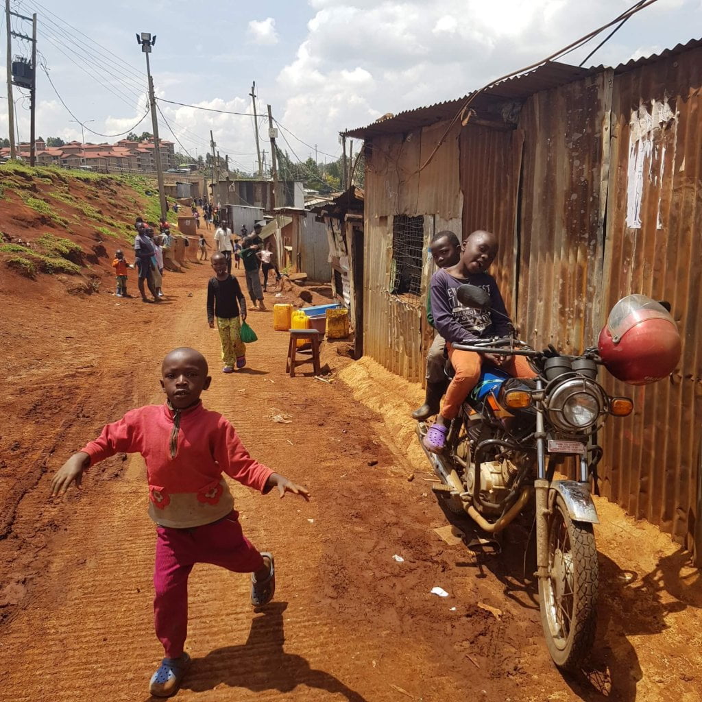 Kibera/Nairobi: 'mergulhar’ na maior favela de África